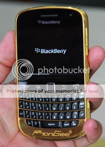 Cùng nhau chiêm ngưỡng vẻ đẹp của BB 9930 mạ vàng ...